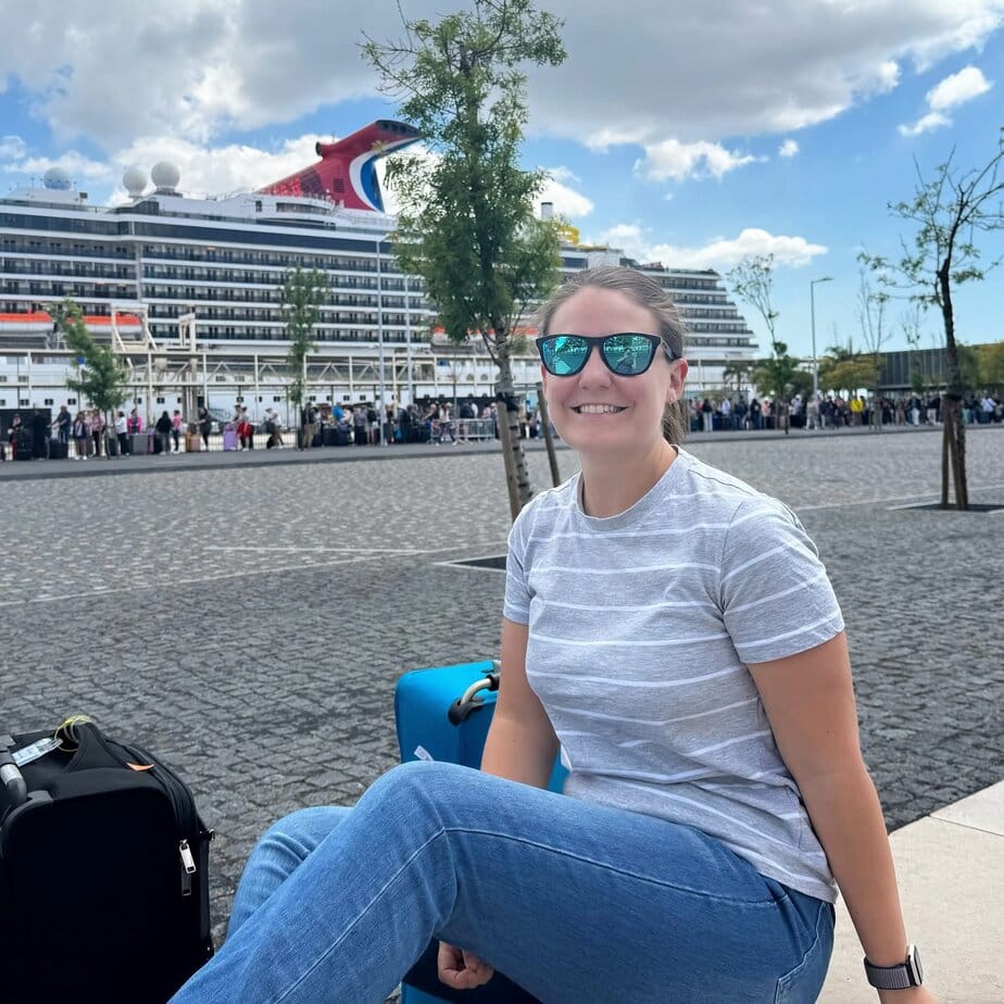 1/3rd of Cruisers Are Under 40! Here's The Average Age - Emma Cruises